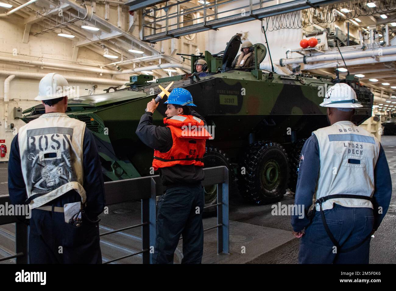 U.S. Navy Sailors assigned to amphibious transport dock USS Anchorage ...