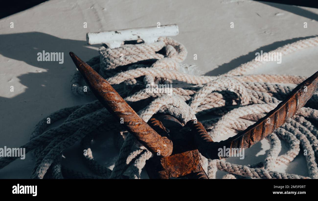 A closeup of moorings of small boat at the dock Stock Photo - Alamy