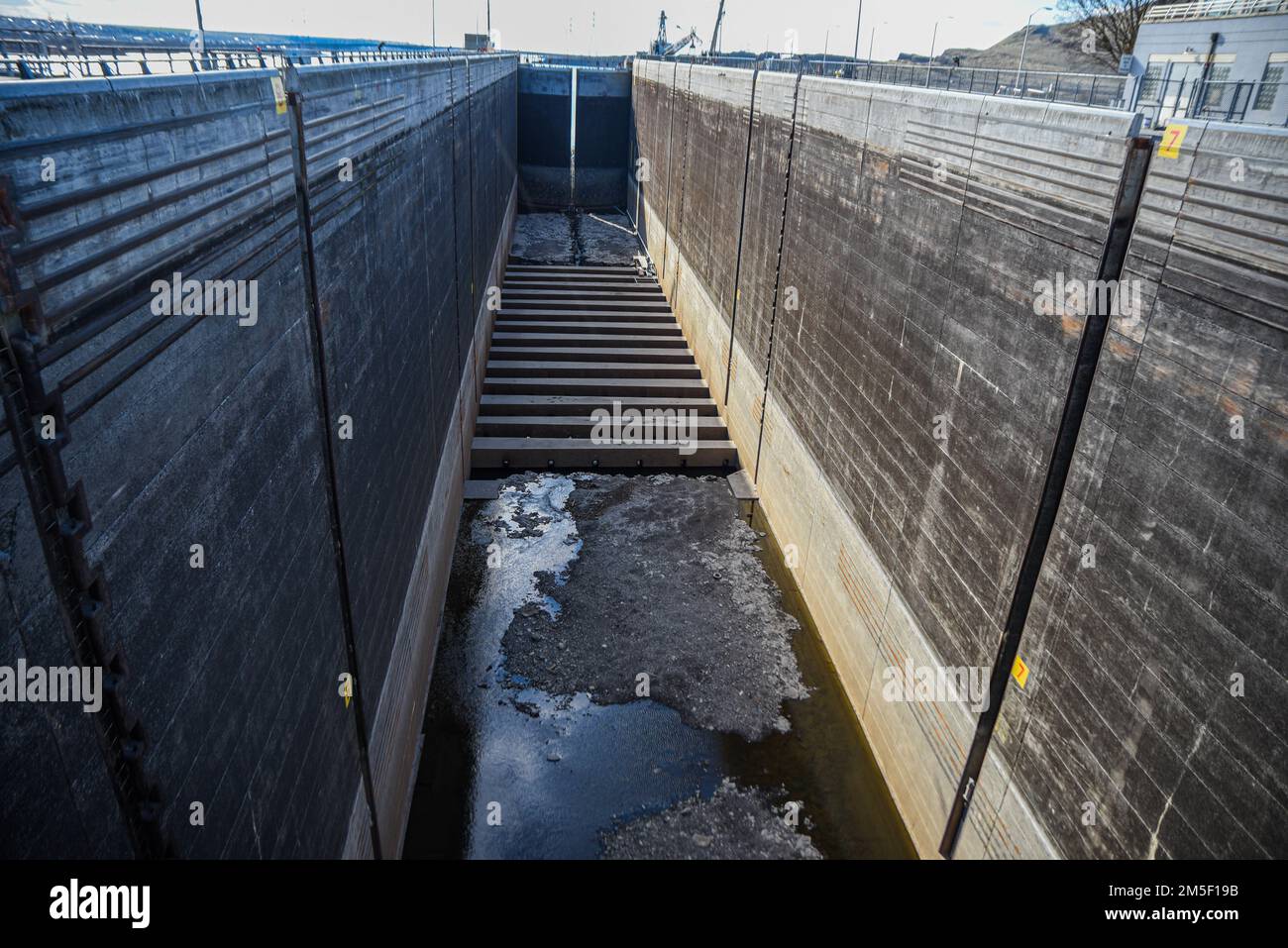 Mcnary navigation lock hi-res stock photography and images - Alamy