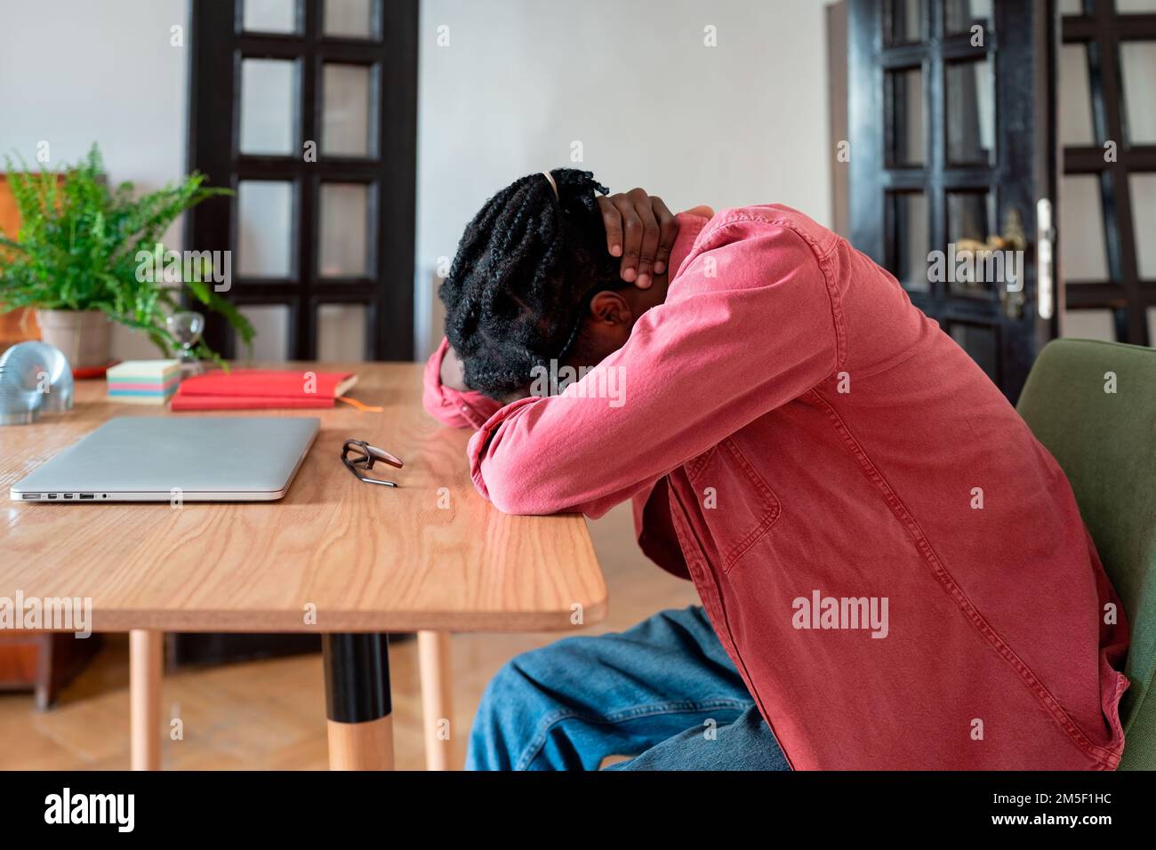 Workplace injury african hi-res stock photography and images - Alamy