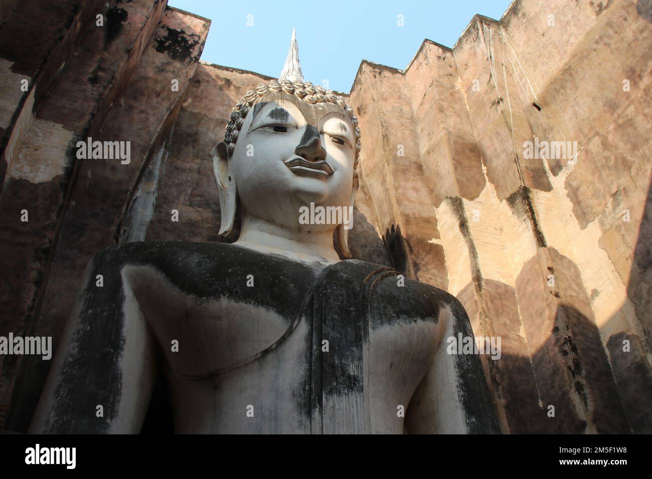 ruined buddhist temple (wat si chum) in sukhothai (thailand Stock Photo ...