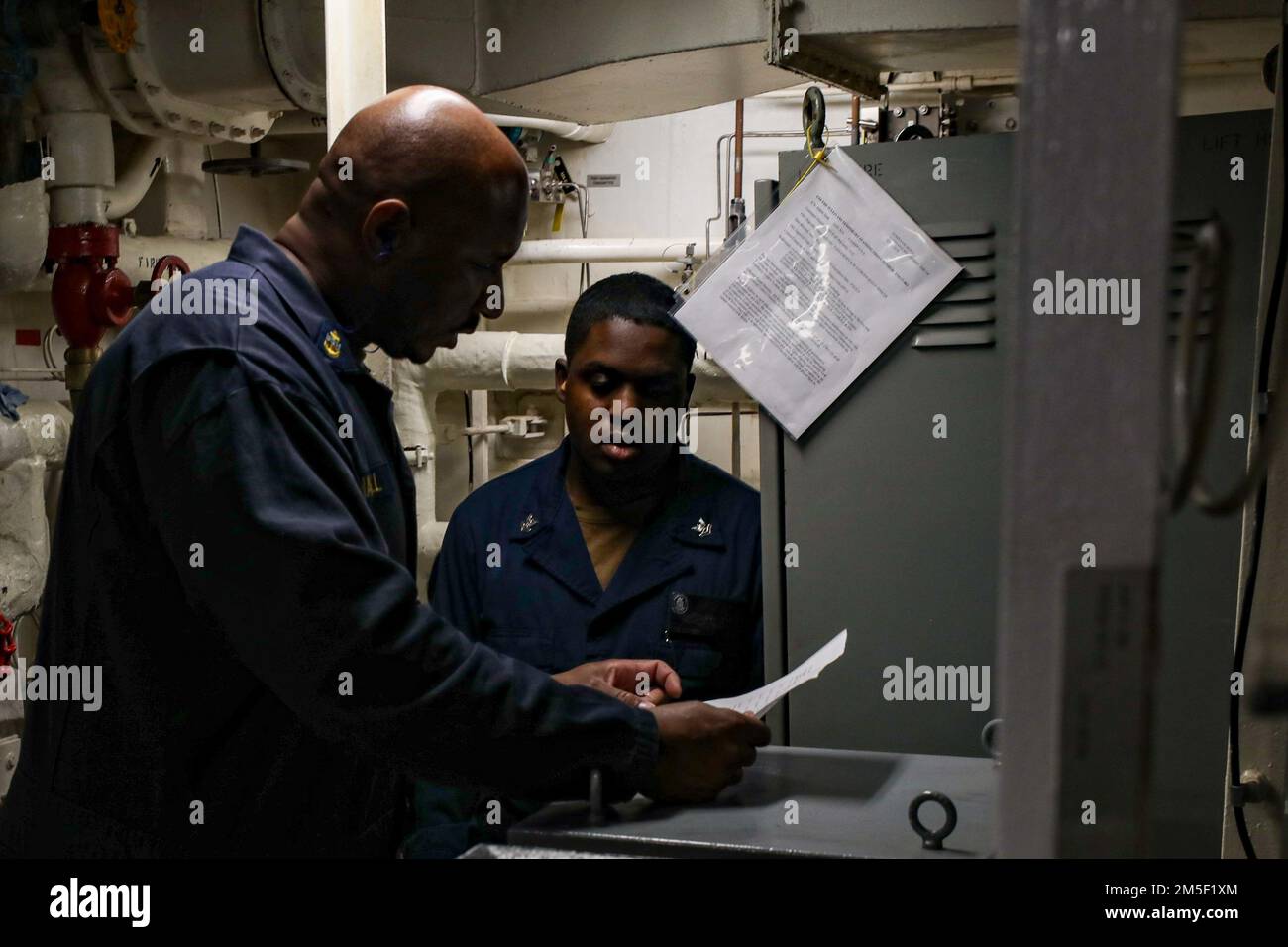 U s navy chief electricians mate hi-res stock photography and images ...