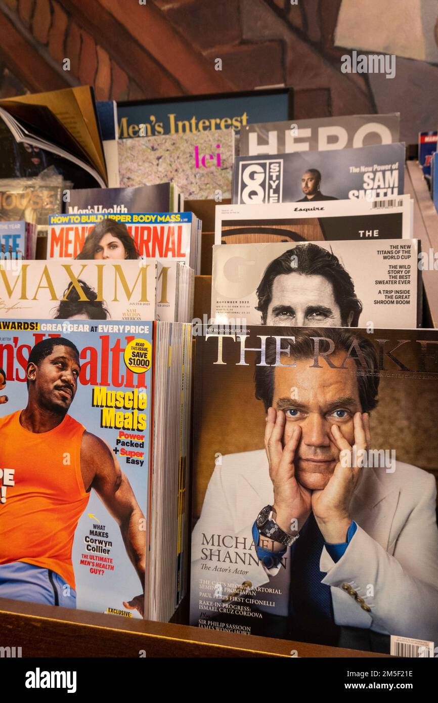 Mens magazines in rack hi-res stock photography and images - Alamy