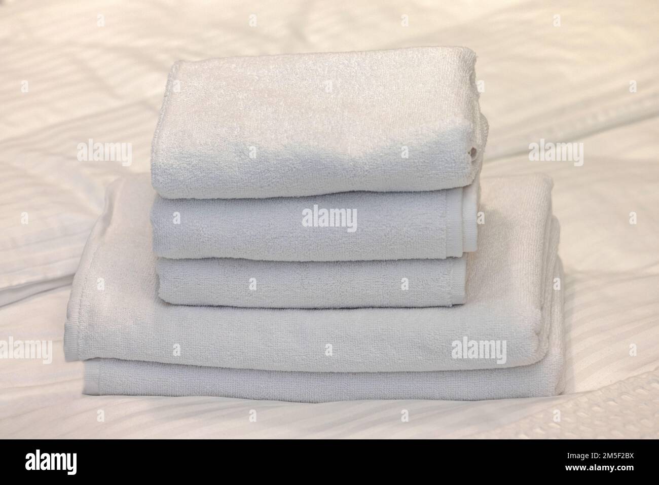 Clean white towels hi-res stock photography and images - Alamy