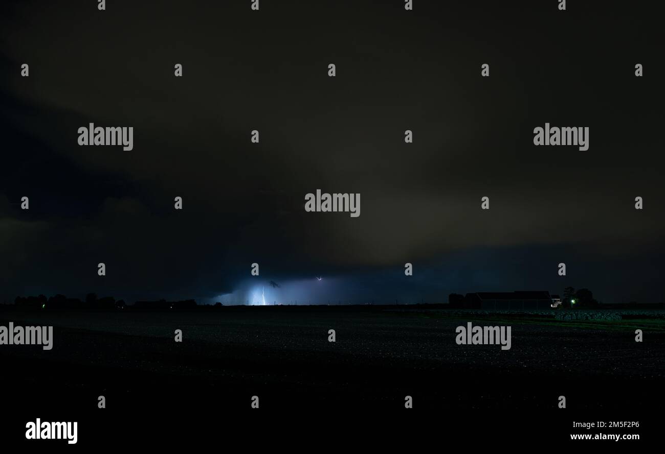 Distant thunder hi-res stock photography and images - Alamy