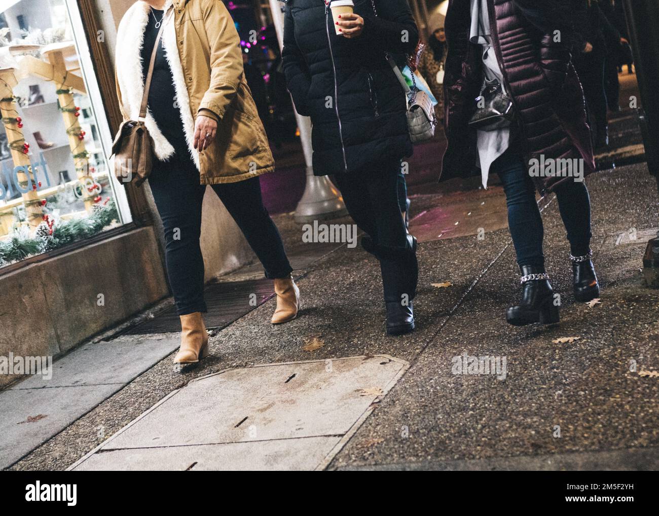 Crowd walking skyscraper hi-res stock photography and images - Alamy