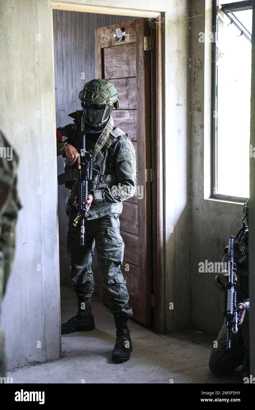 Philippine Army Soldiers conduct room clearing drills with U.S. Army ...