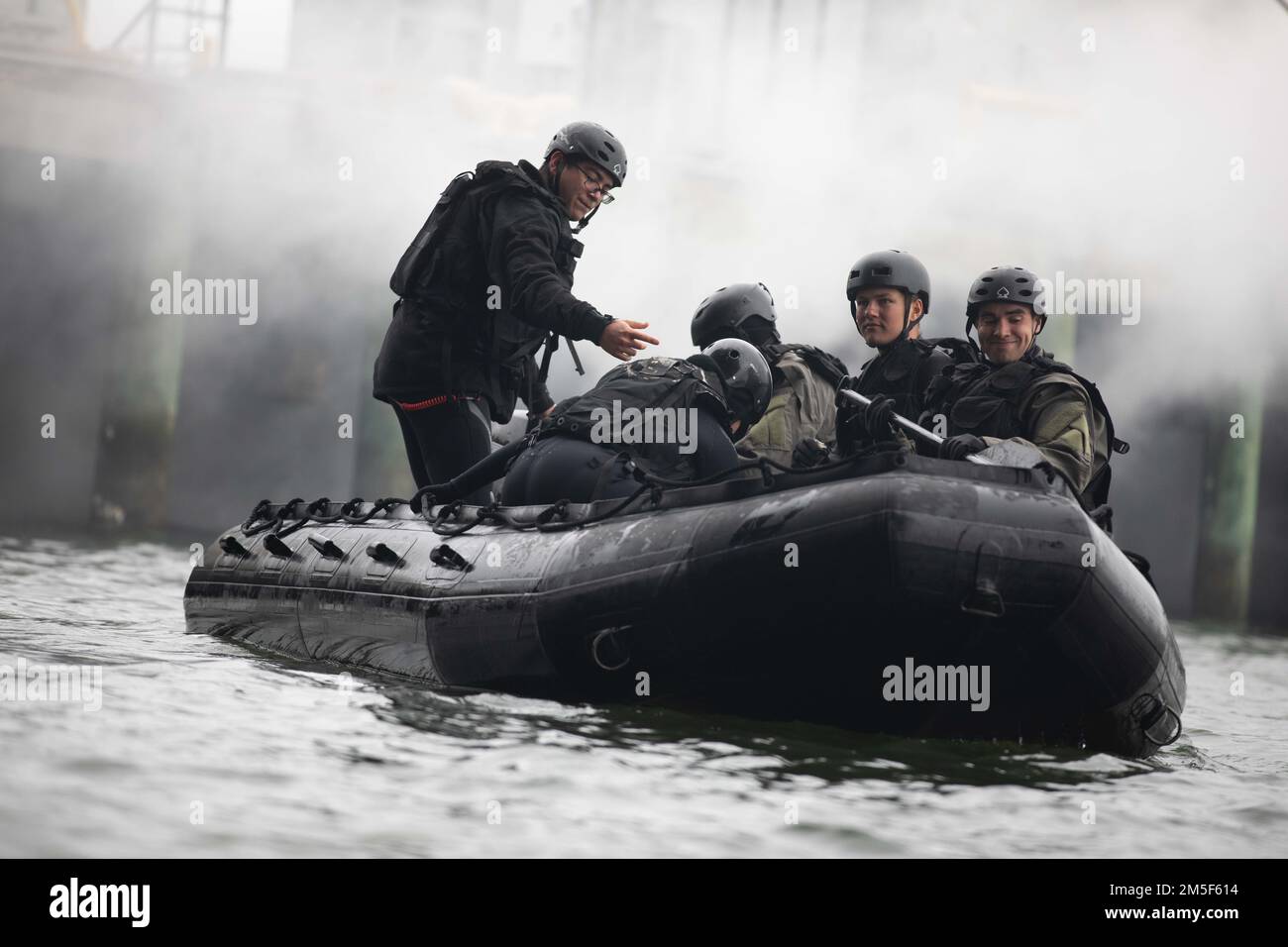 Combat rubber reconnaissance craft hi-res stock photography and images ...