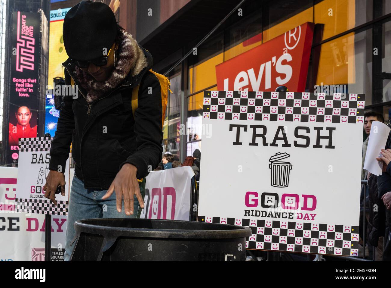 New York, USA. 28th Dec, 2022. A woman trashes her bad memories and ...