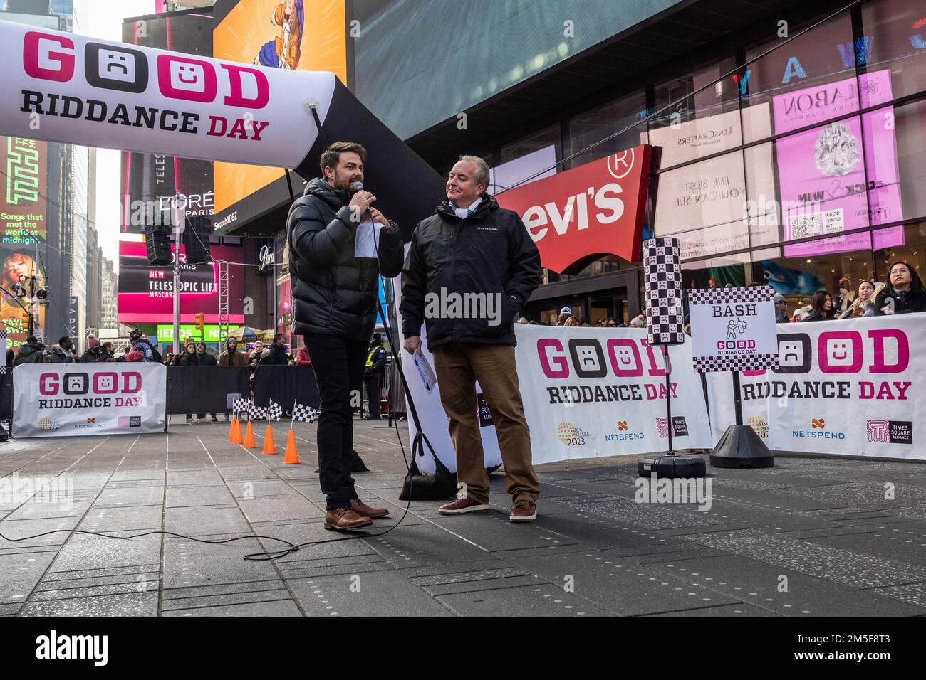 New York, USA. 28th Dec, 2022. Jonathan Bennett and Kelley Knutson, the ...