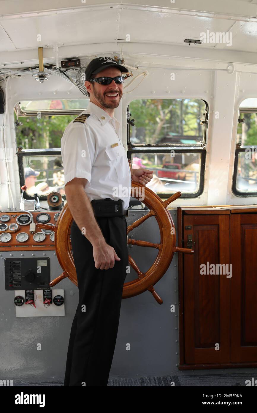Lake Winnipesaukee has a bunch of islands and a long coastline that ...