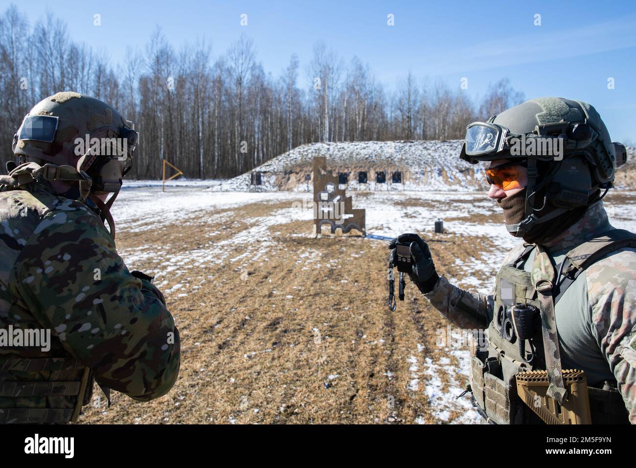 A Lithuanian SOF Jaeger prepares to time a SOF member from 10th Special ...