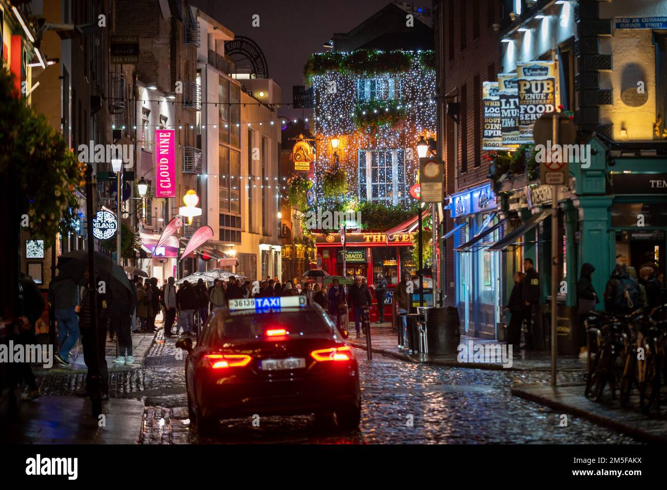 The Busy Temple Bar Street on a late rainy evening in Dublin Stock ...
