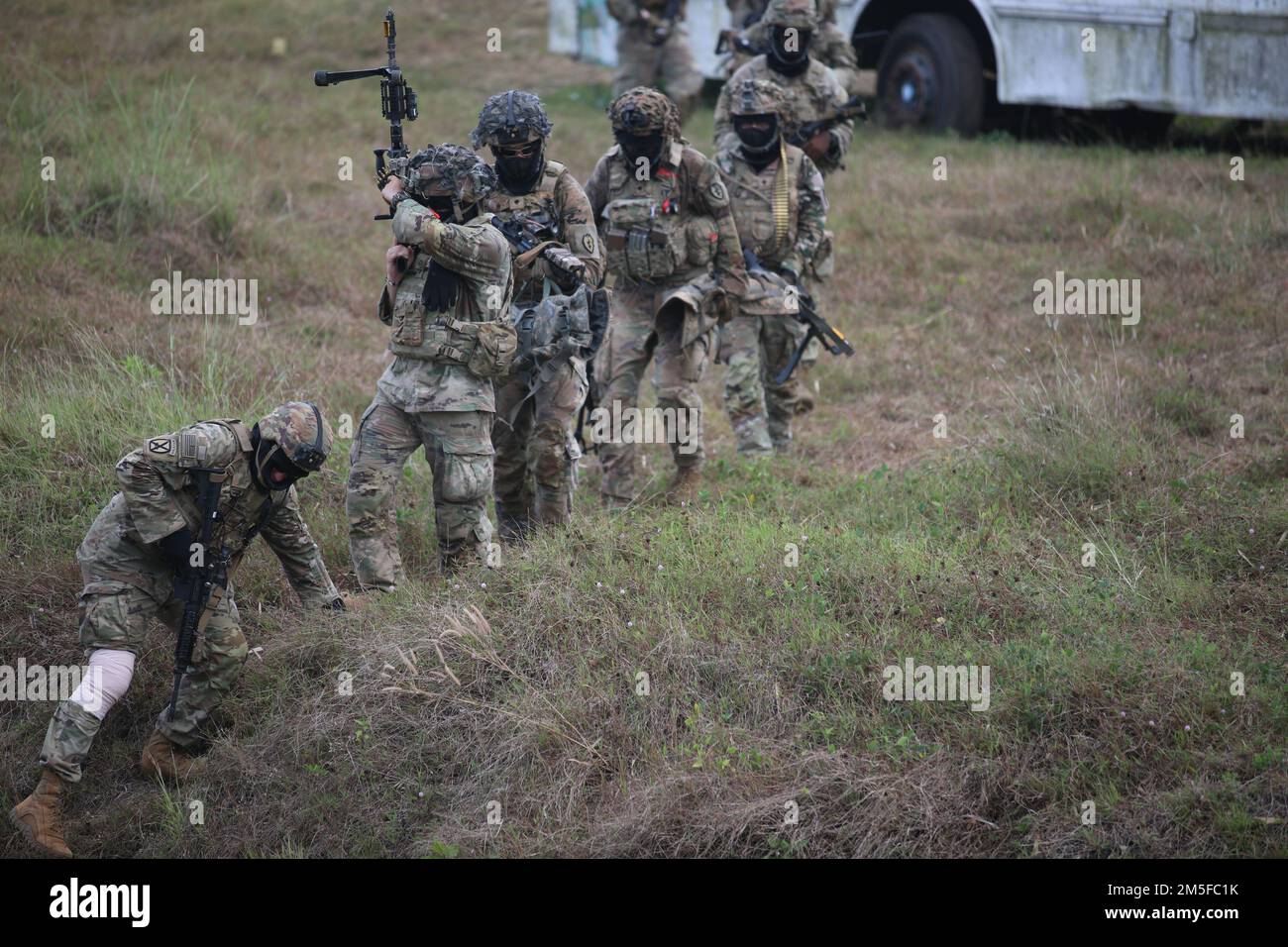 U.S. Army Soldiers from Company C, 2nd Battalion, 27th Infantry ...
