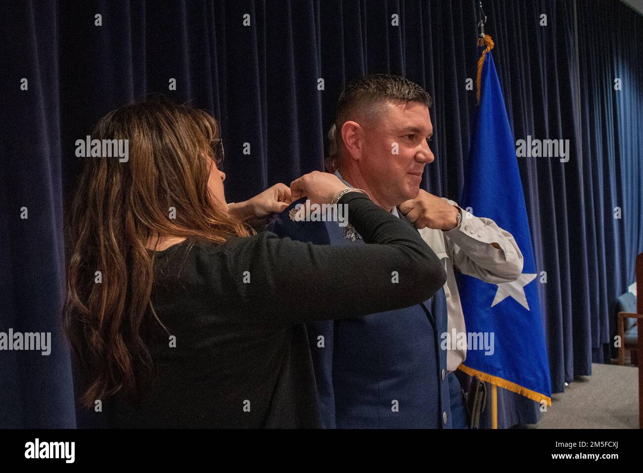 Maj. Robert Kolvet's wife and father pin his new Lieutenant Colonel ...