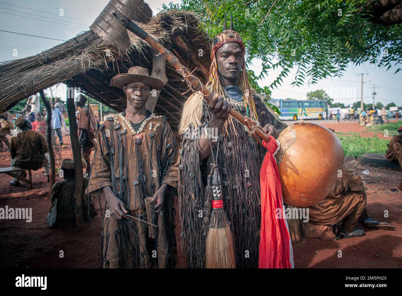 MALI , traditional hunter with Kora Stock Photo - Alamy
