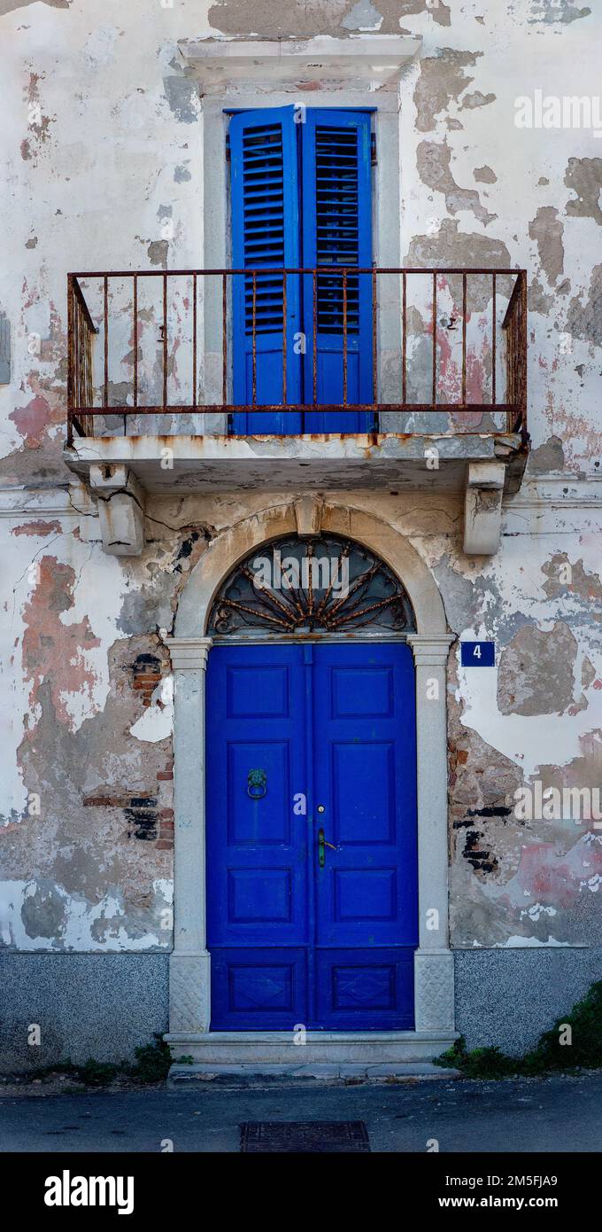 Vertical shot balcony old hi-res stock photography and images - Alamy