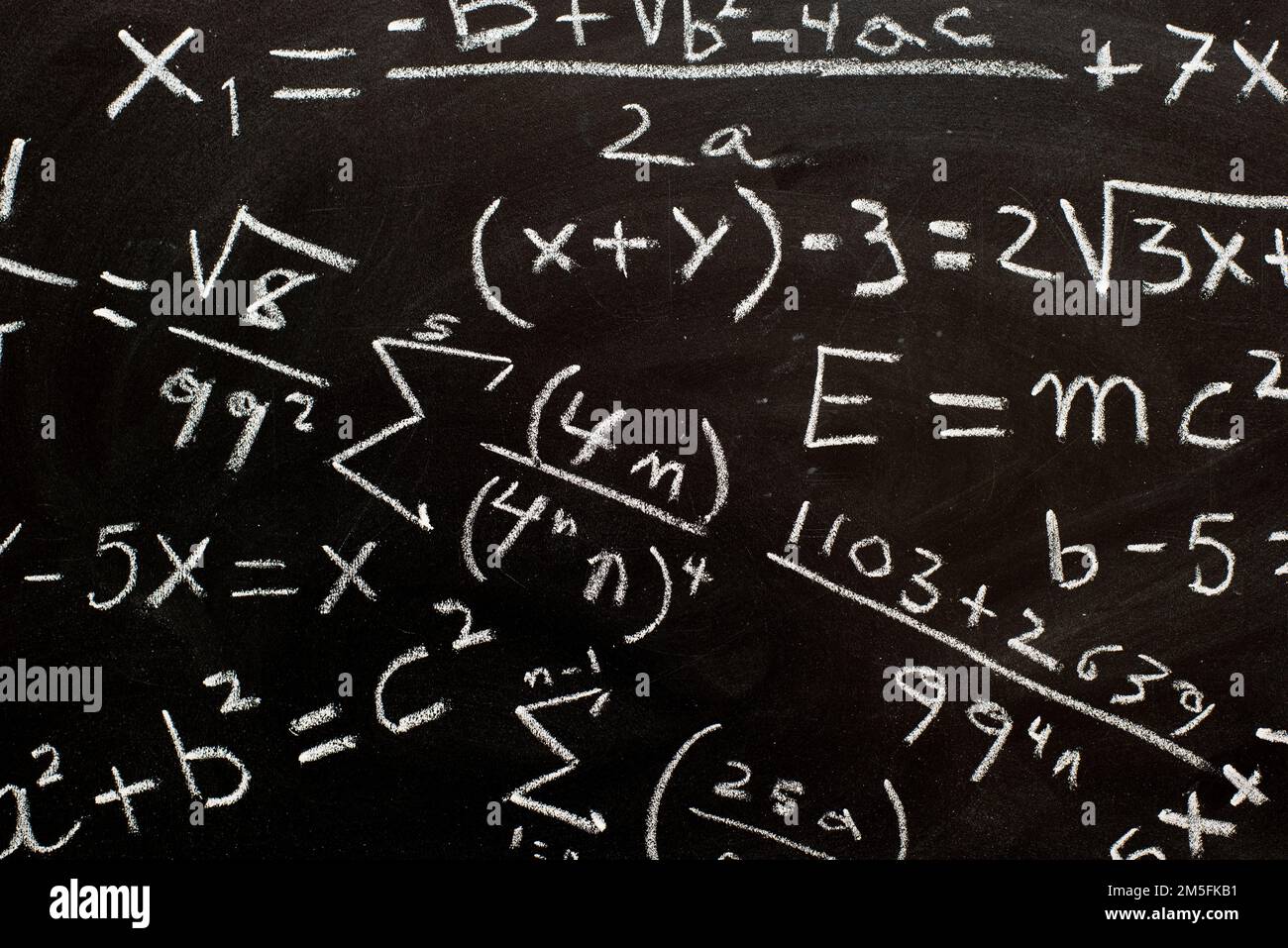 Fórmulas y ecuaciones matemáticas escritas en una pizarra con tiza ...