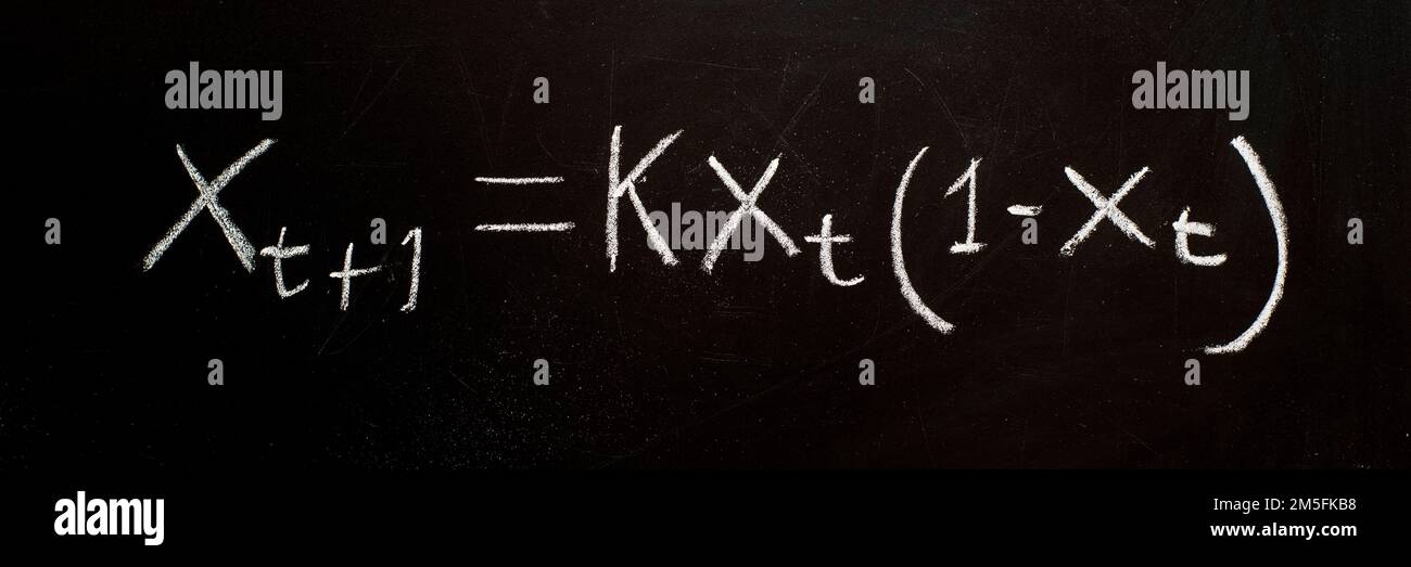 Fórmulas y ecuaciones matemáticas escritas en una pizarra con tiza ...