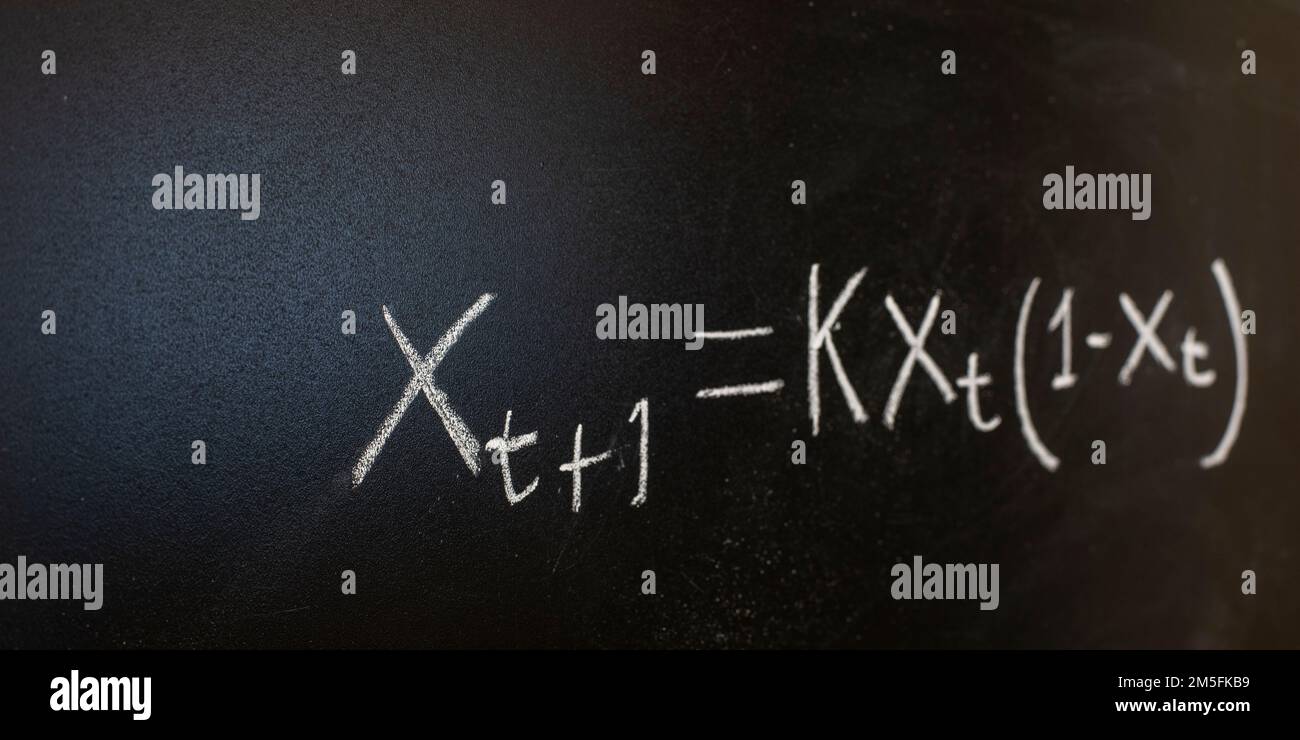 Fórmulas y ecuaciones matemáticas escritas en una pizarra con tiza ...