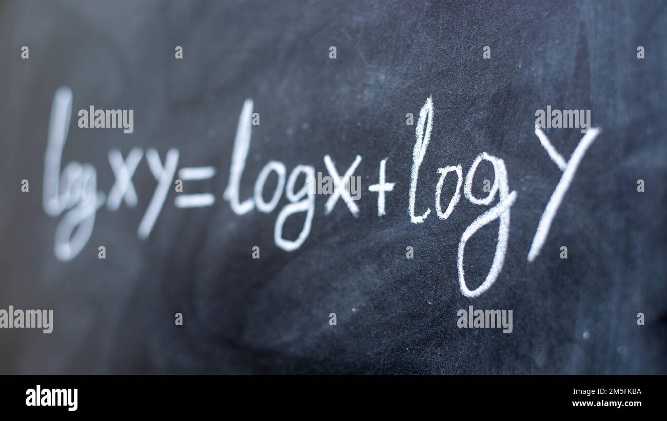 Fórmulas y ecuaciones matemáticas escritas en una pizarra con tiza ...