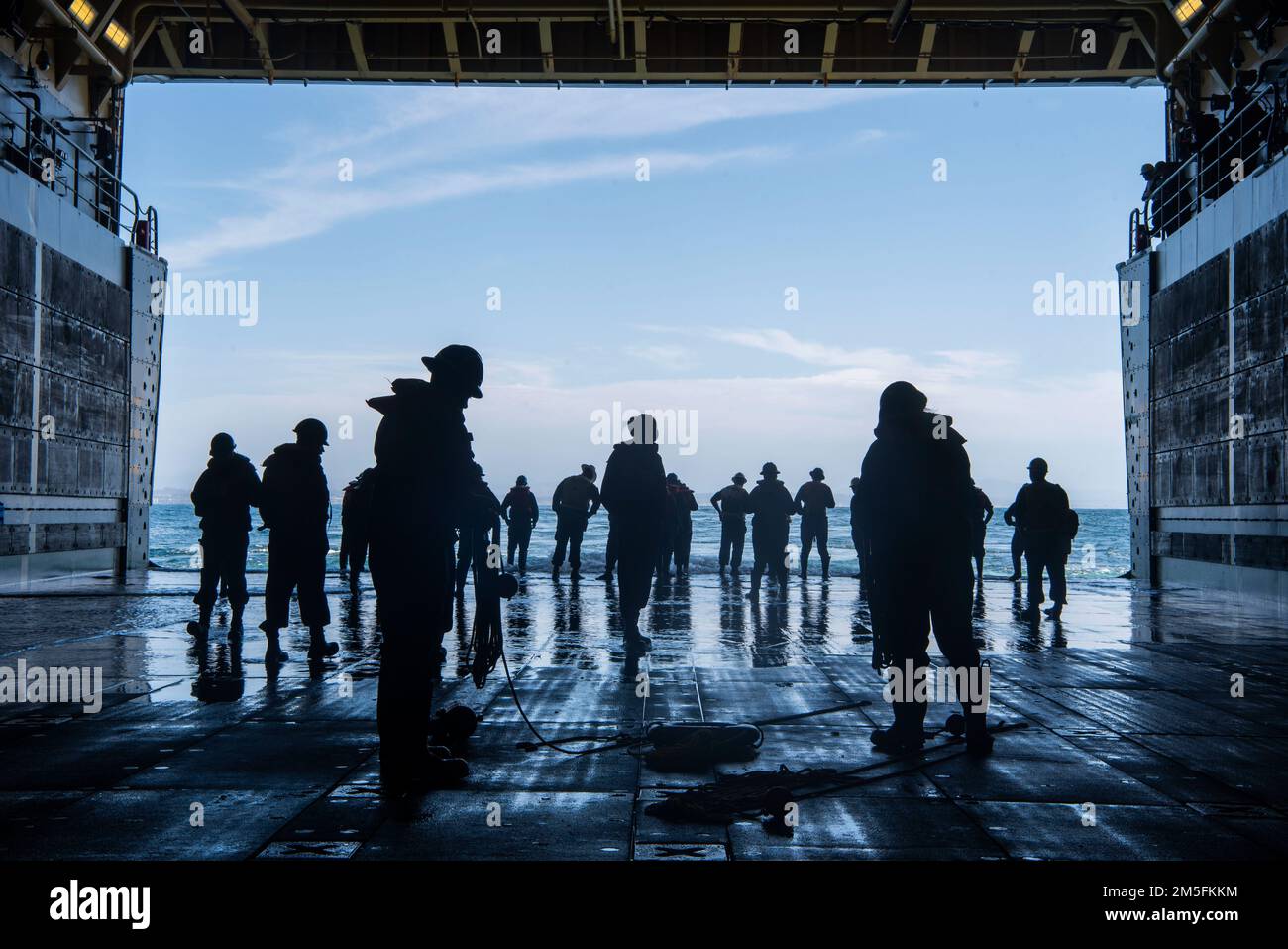 U.S. Navy Sailors assigned to amphibious transport dock USS Anchorage ...