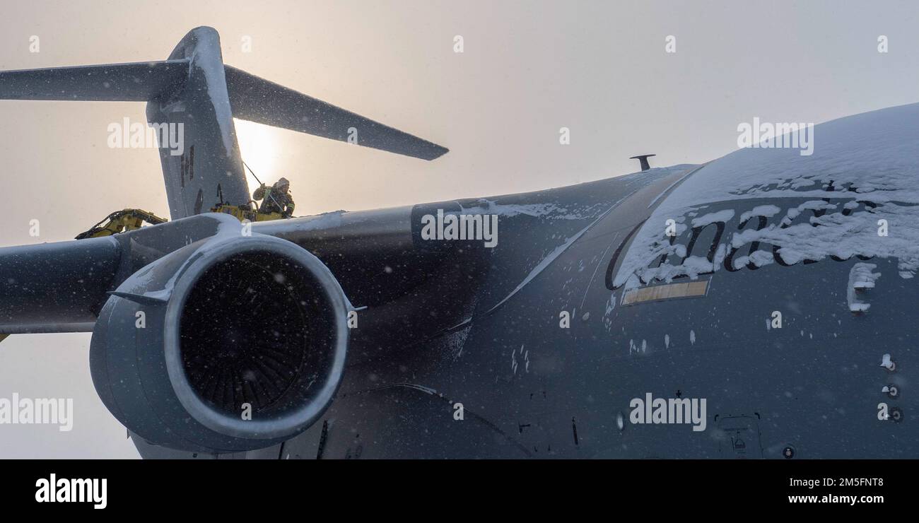 A Royal Canadian Air Force CC-17 Globemaster is de-iced at 3 Wing ...