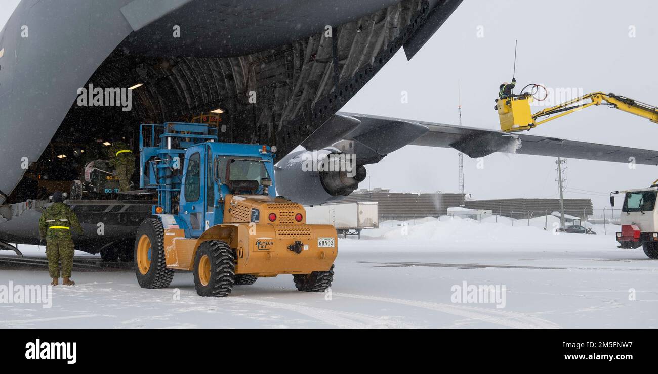 Royal Canadian Air Force Movement Technicians from 3 Wing, Bagotville ...