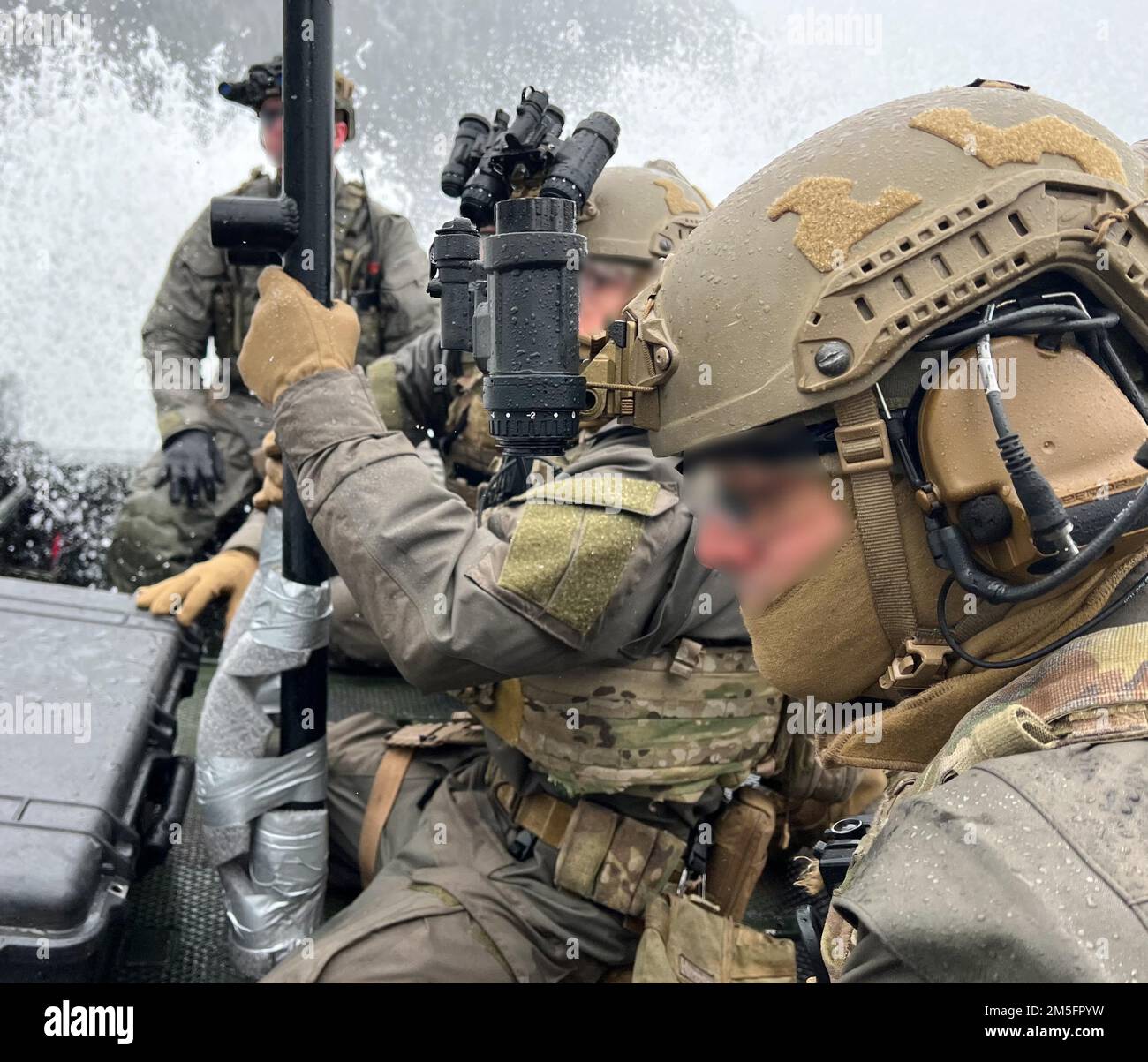 U.S. Coast Guardsmen assigned to Maritime Security Response Team (MSRT ...