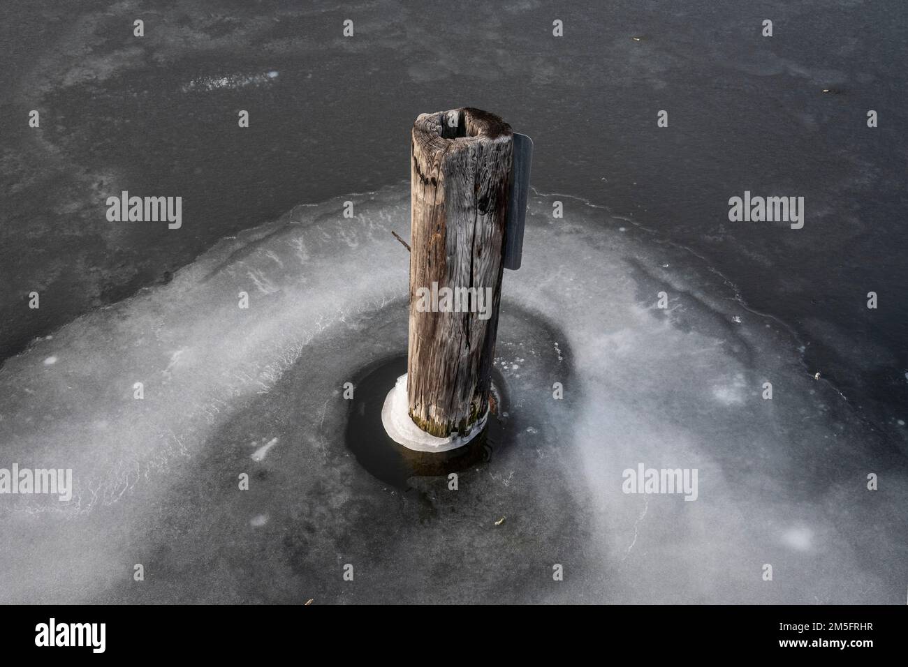 Chicago, USA. 28 December 2022. Chicago weather – Ice covers the ...