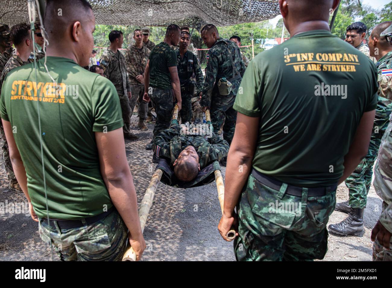 Royal Thai Army Soldiers show U.S. Army Soldiers from Braves Company ...