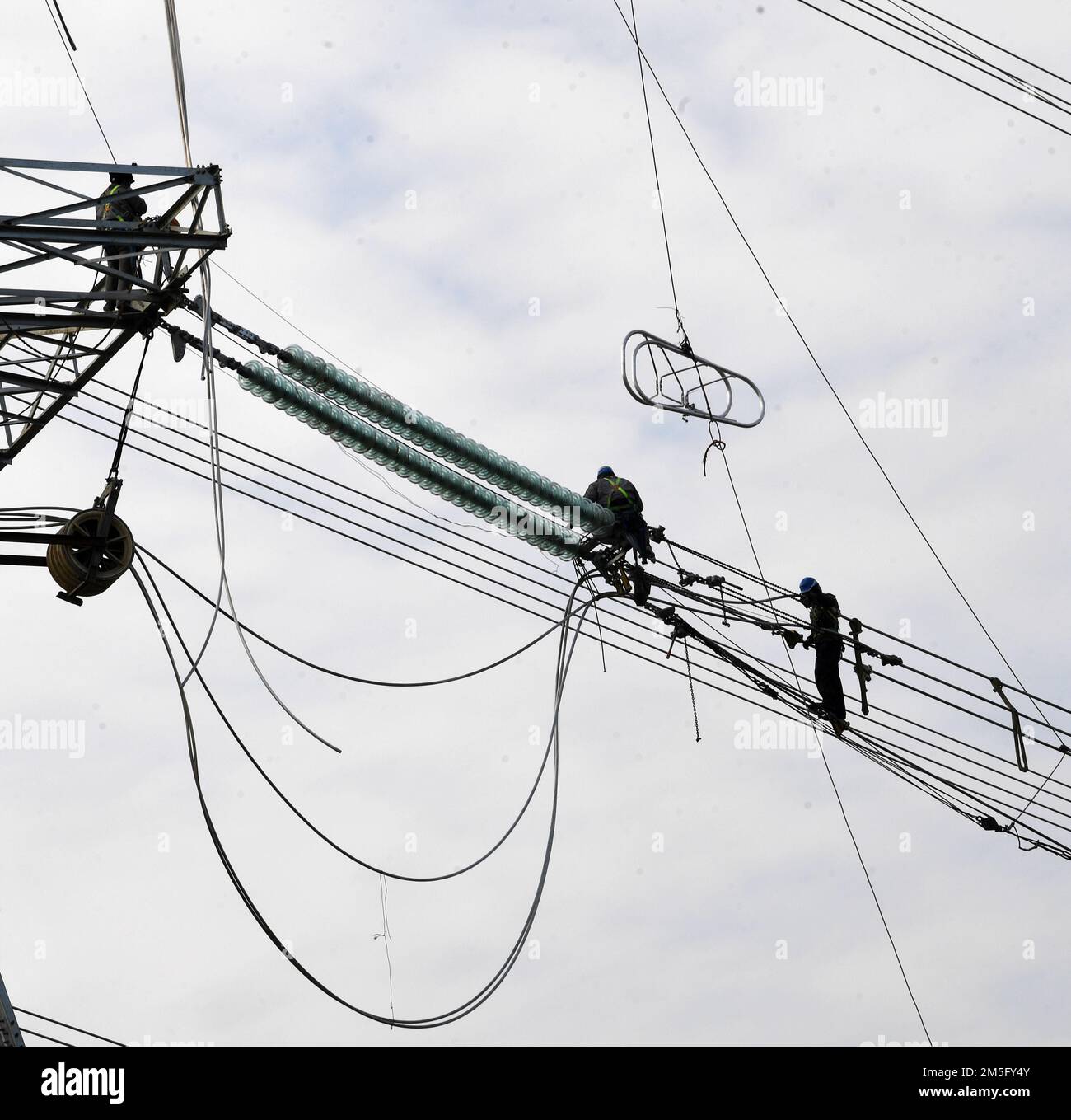 Electric power workers carried out line erection work for the Guoyang ...