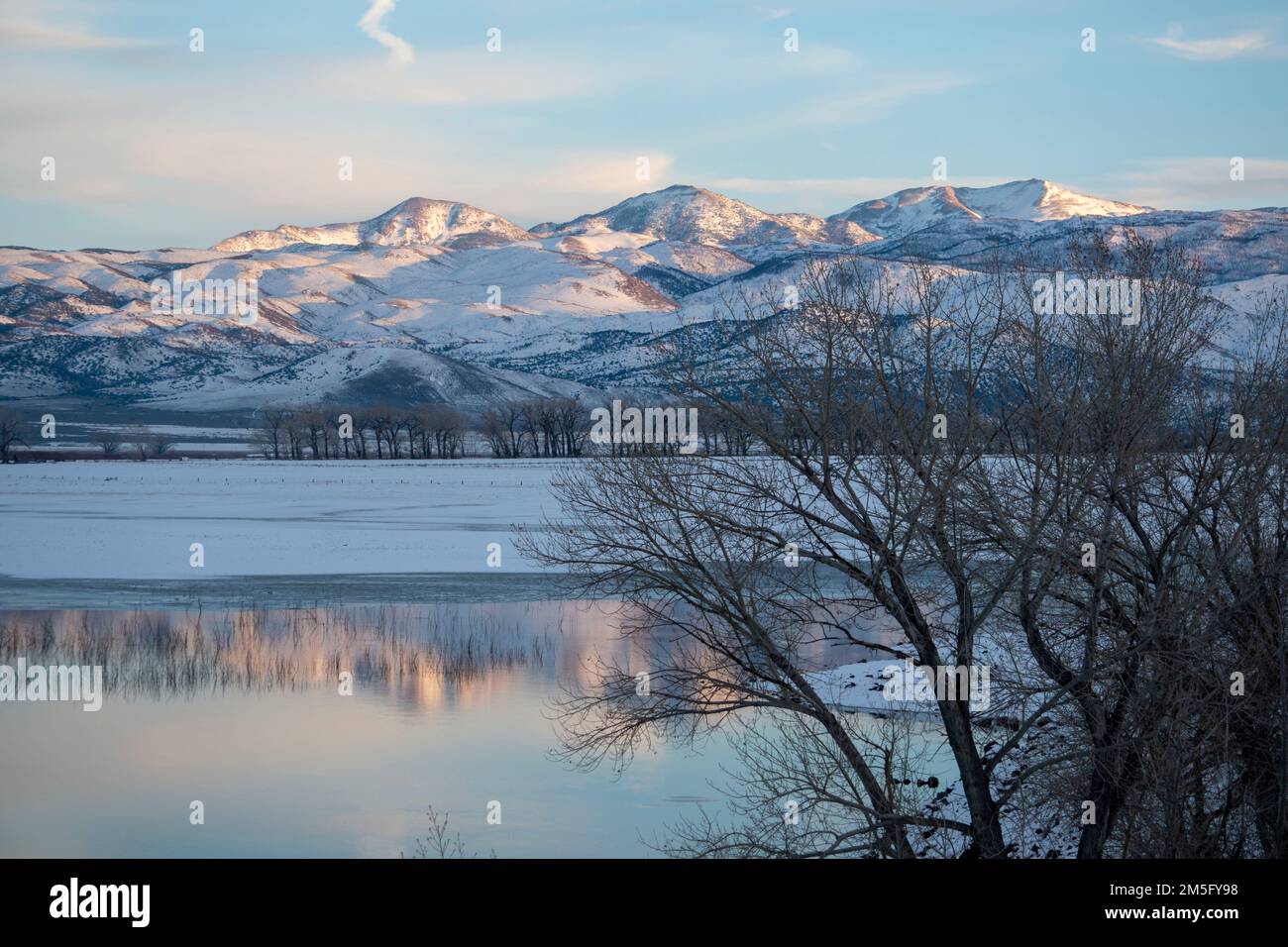 Topaz Lake sits on the state line between California and Nevada on U.S ...