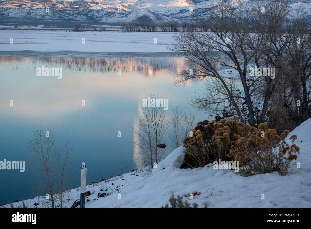 Topaz Lake sits on the state line between California and Nevada on U.S ...
