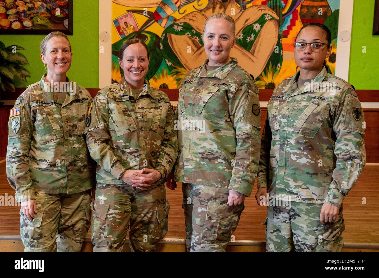 Females in the army hi-res stock photography and images - Alamy