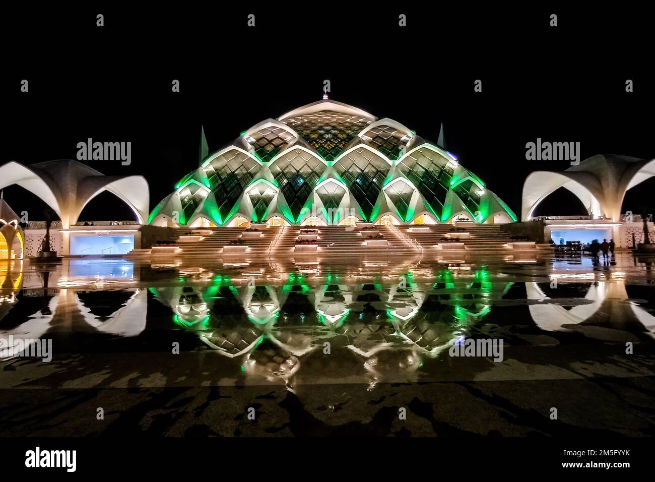 Bandung, Indonesia. 28th Dec, 2022. View of Al Jabbar Mosque at night ...