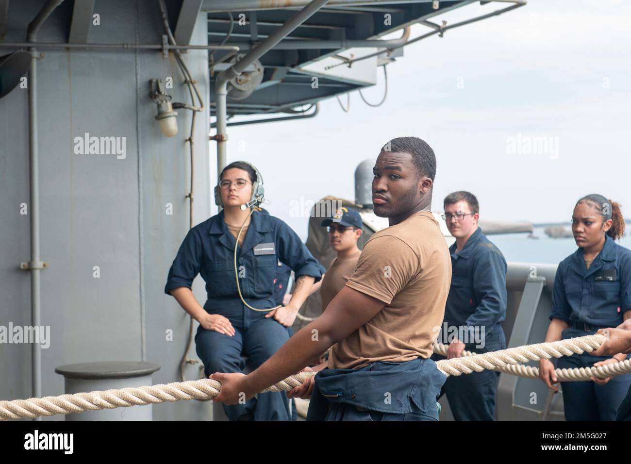 WHITE BEACH, Okinawa (March 15, 2022) Seaman Antwon Keyes, center, from ...
