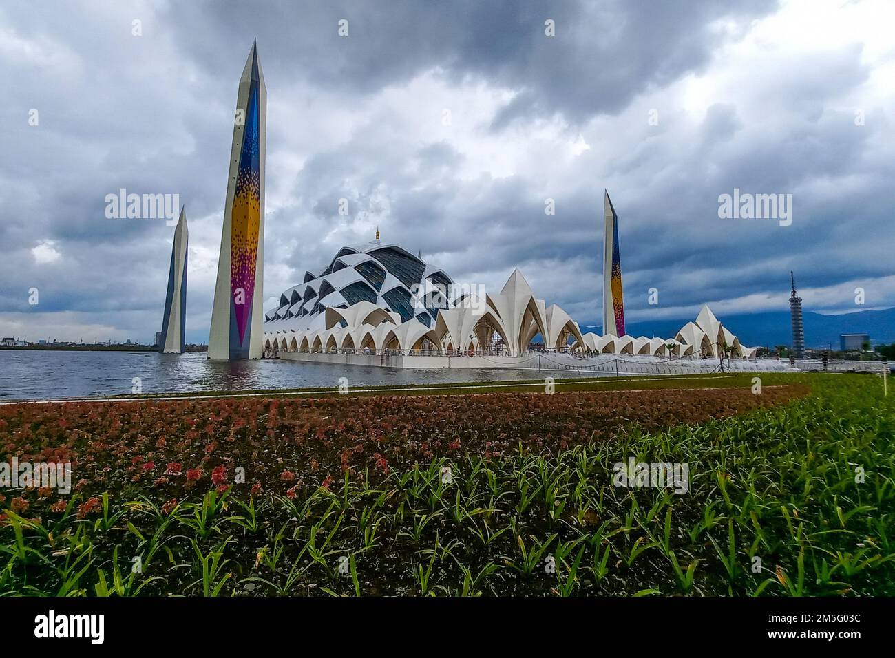 View of Al Jabbar Mosque in Bandung. Masjid Raya Al-Jabbar can ...
