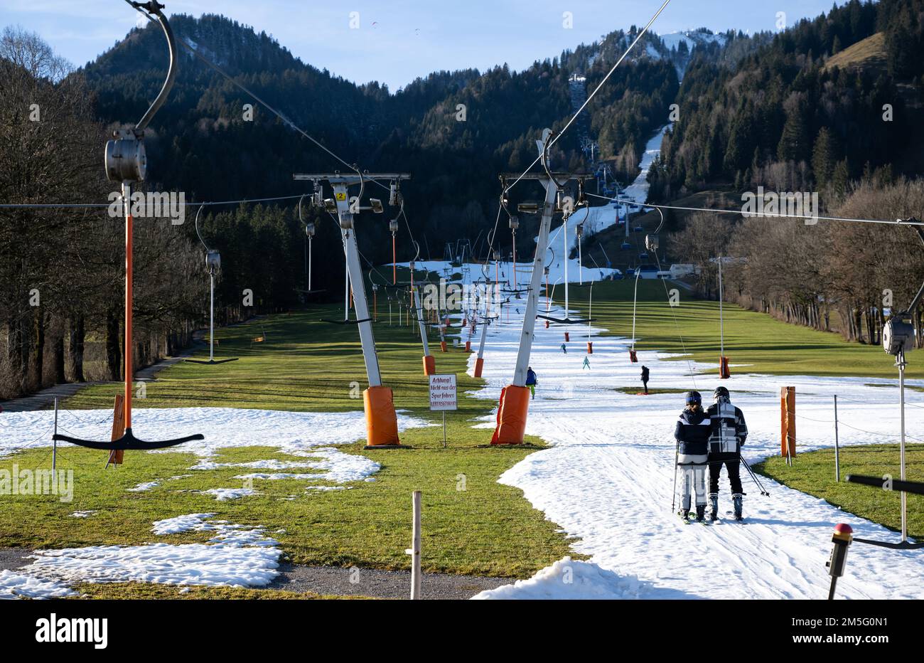 Lenggries, Germany. 28th Dec, 2022. Winter sports enthusiasts ski up ...