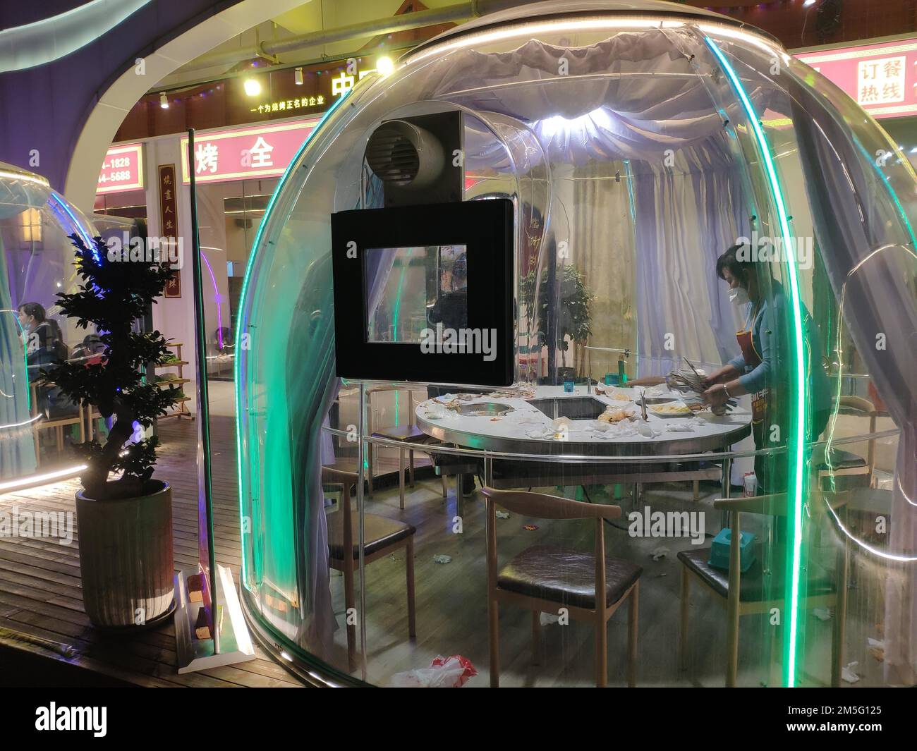 The return-capsule-shaped private rooms of a restaurant attract many ...