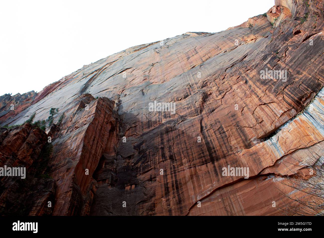 Dramatic sandstone cliff scenery hi-res stock photography and images ...