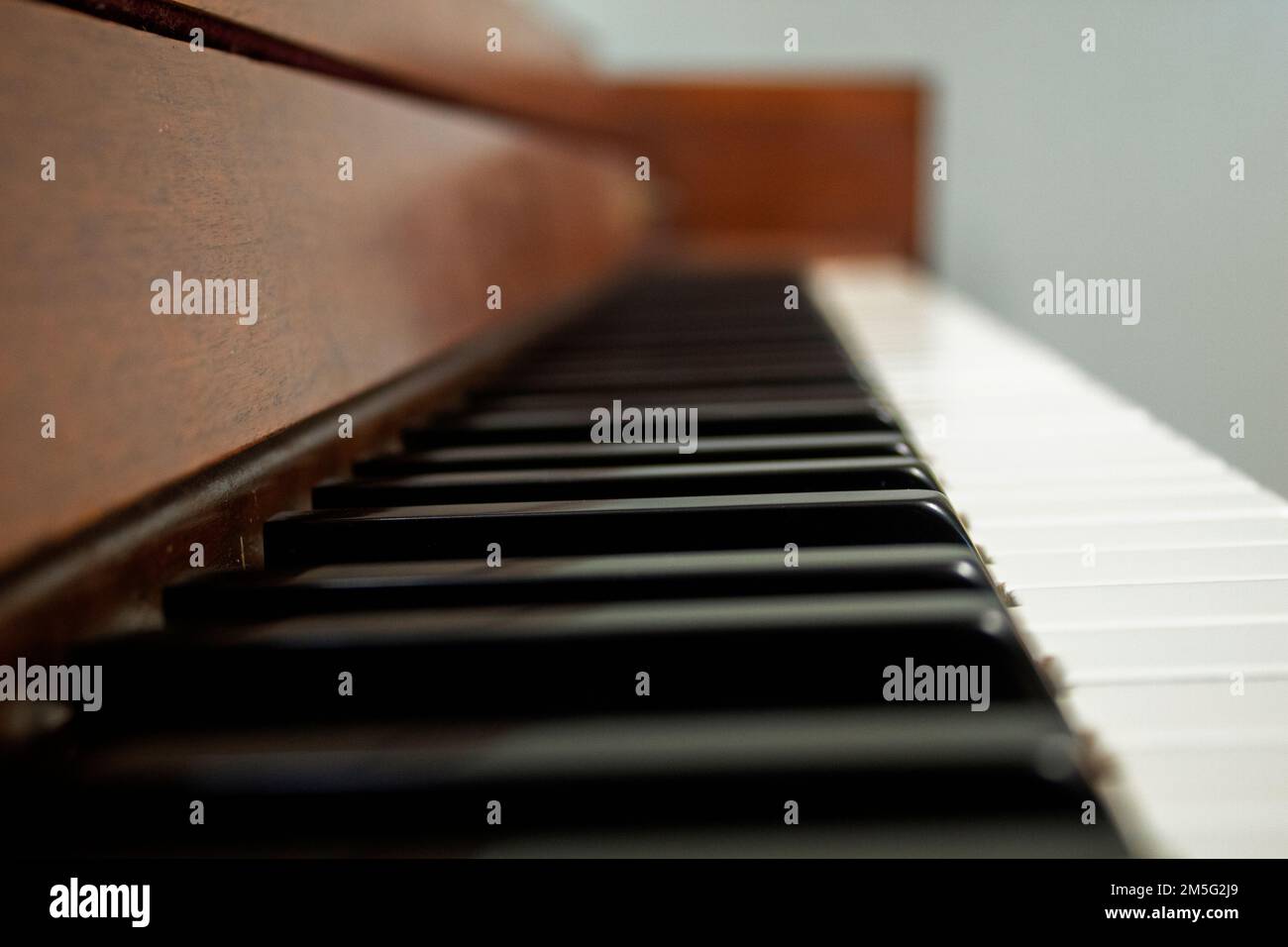 Upright piano hi-res stock photography and images - Alamy