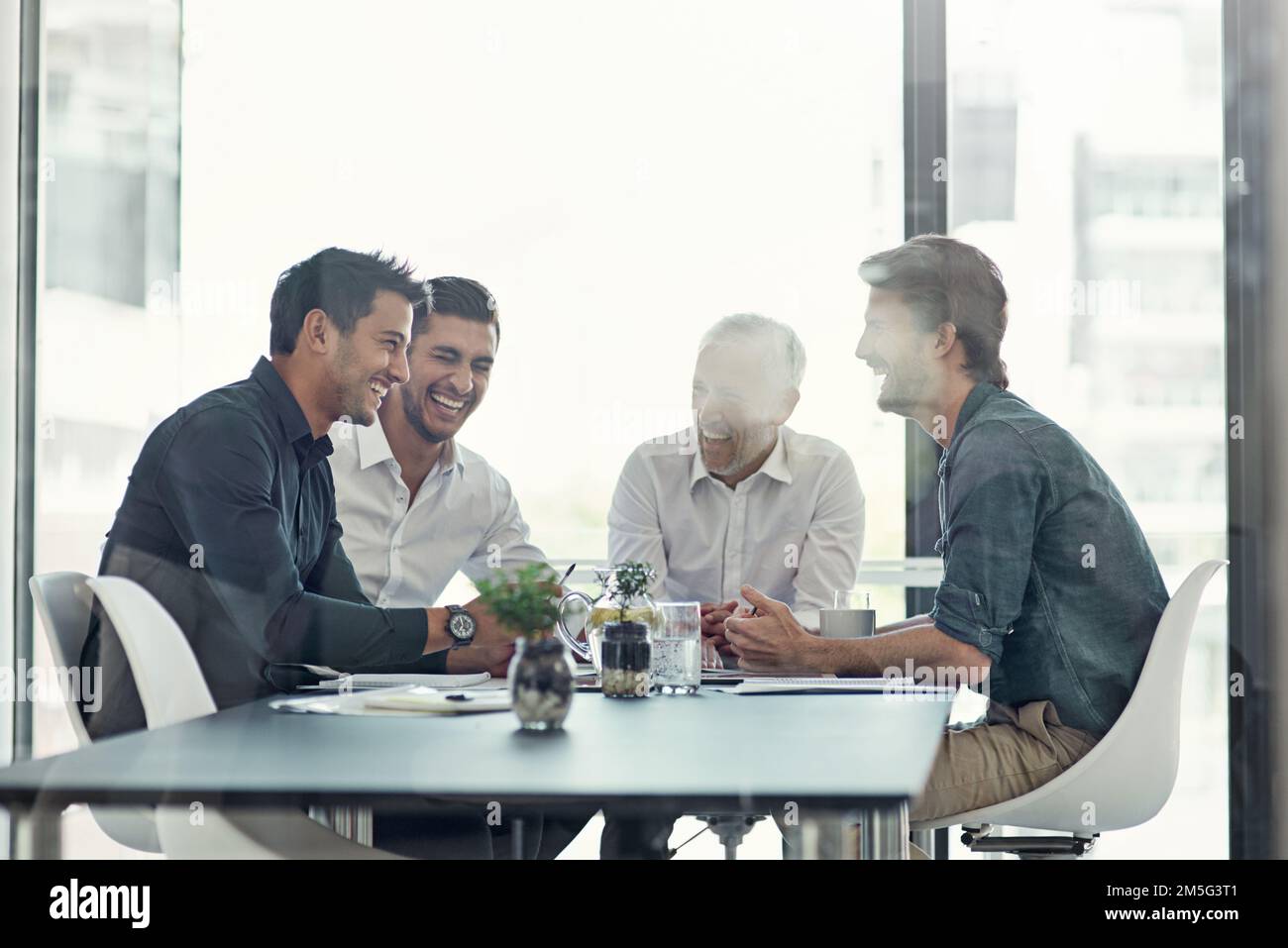 Team work around a table hi-res stock photography and images - Alamy