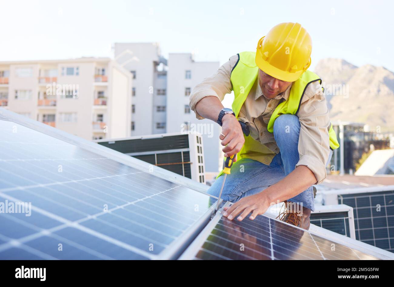 Solar panels install hi-res stock photography and images - Alamy