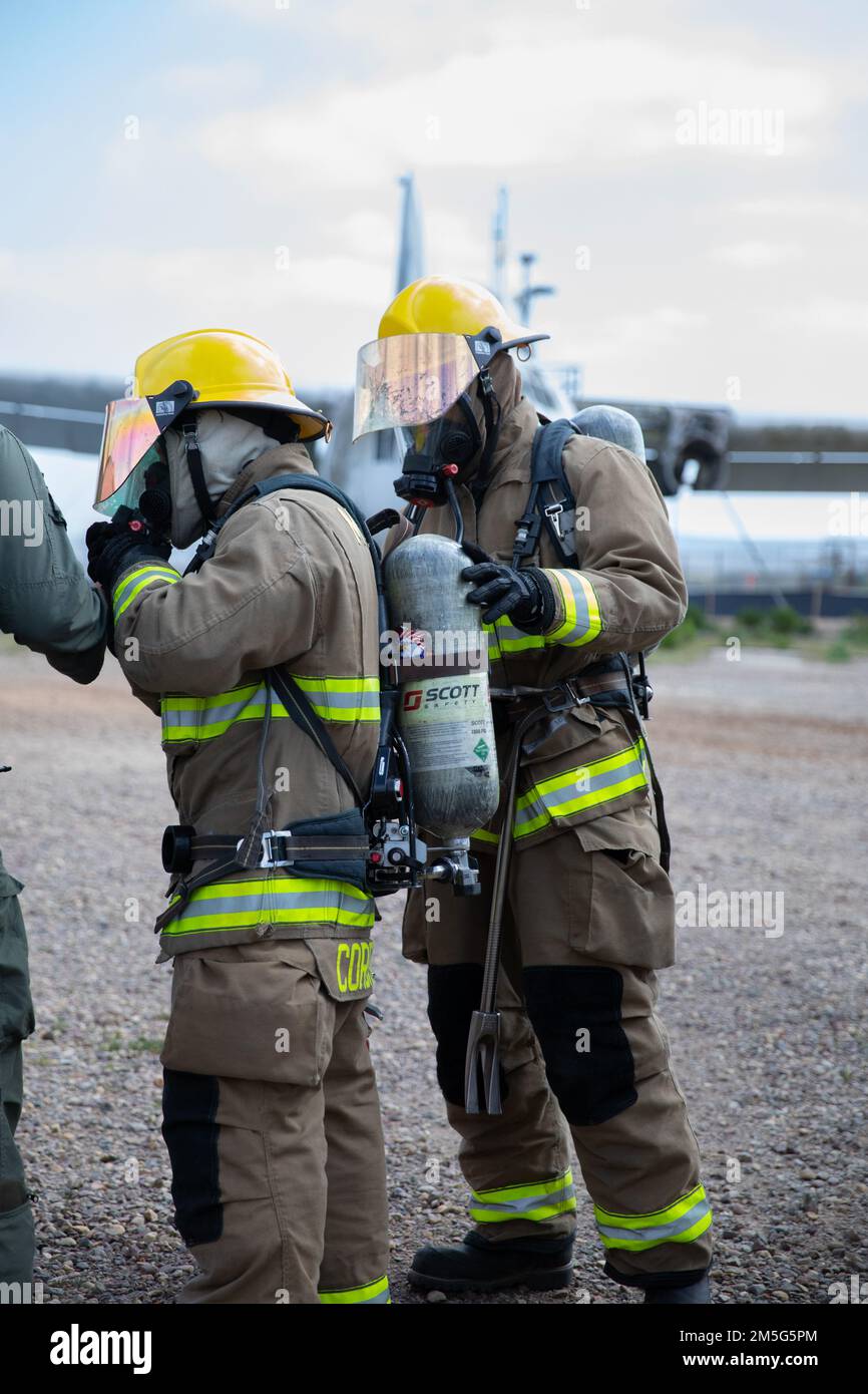 Aircraft rescue and fire fighting marines hi-res stock photography and ...