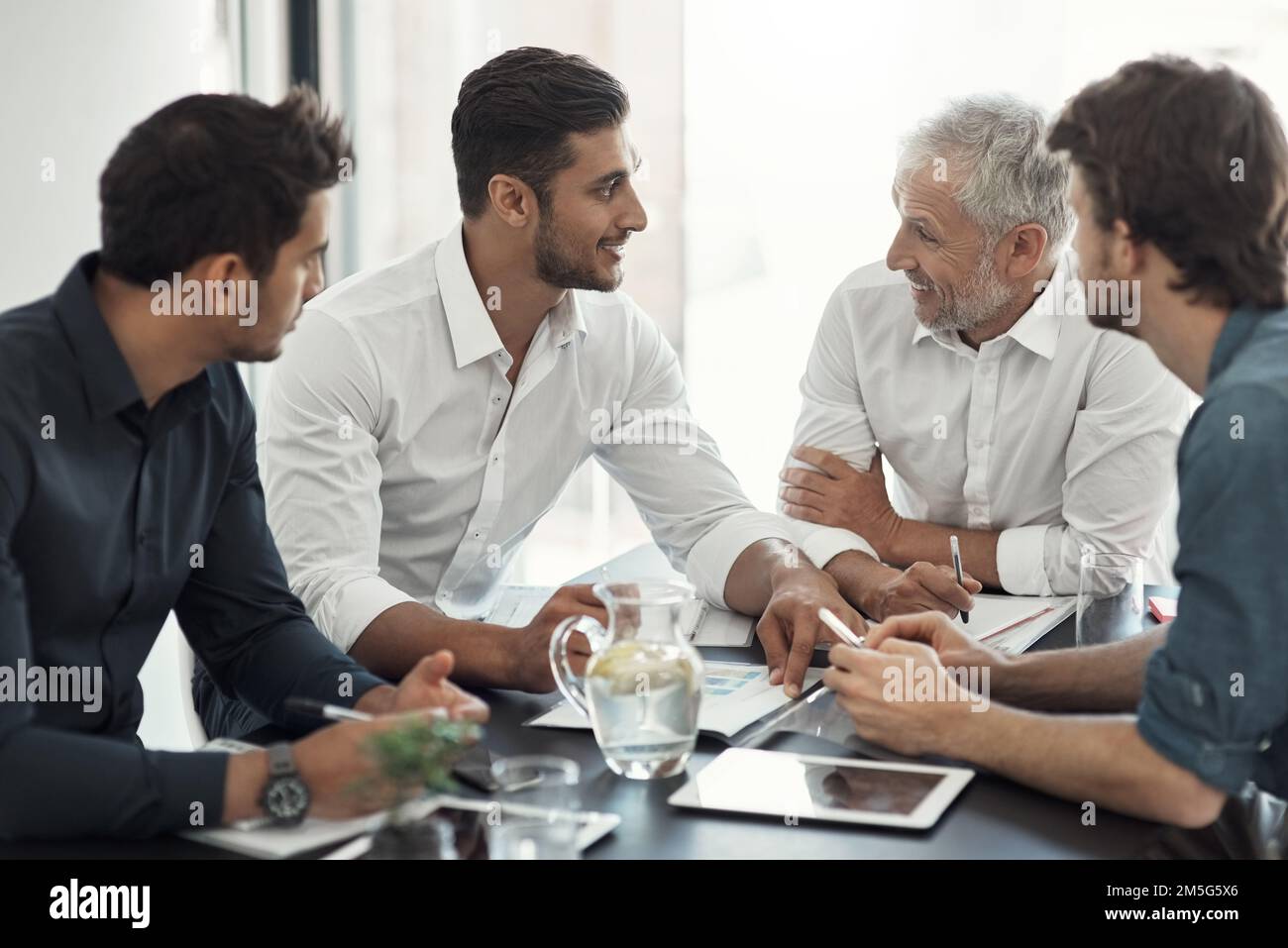 Group businessmen meeting hi-res stock photography and images - Alamy