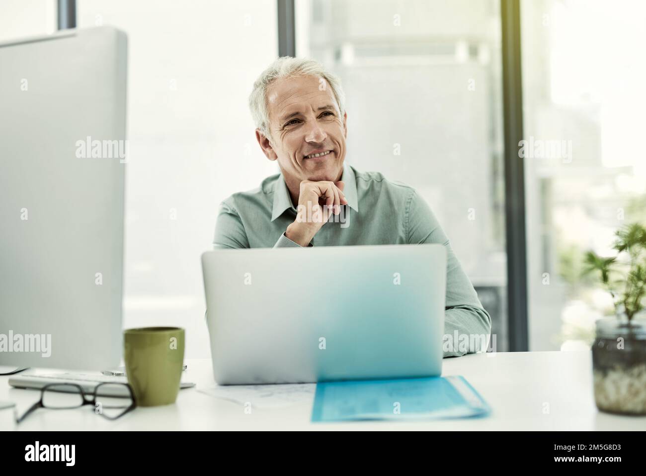 Businessman sitting on top of desk hi-res stock photography and images ...