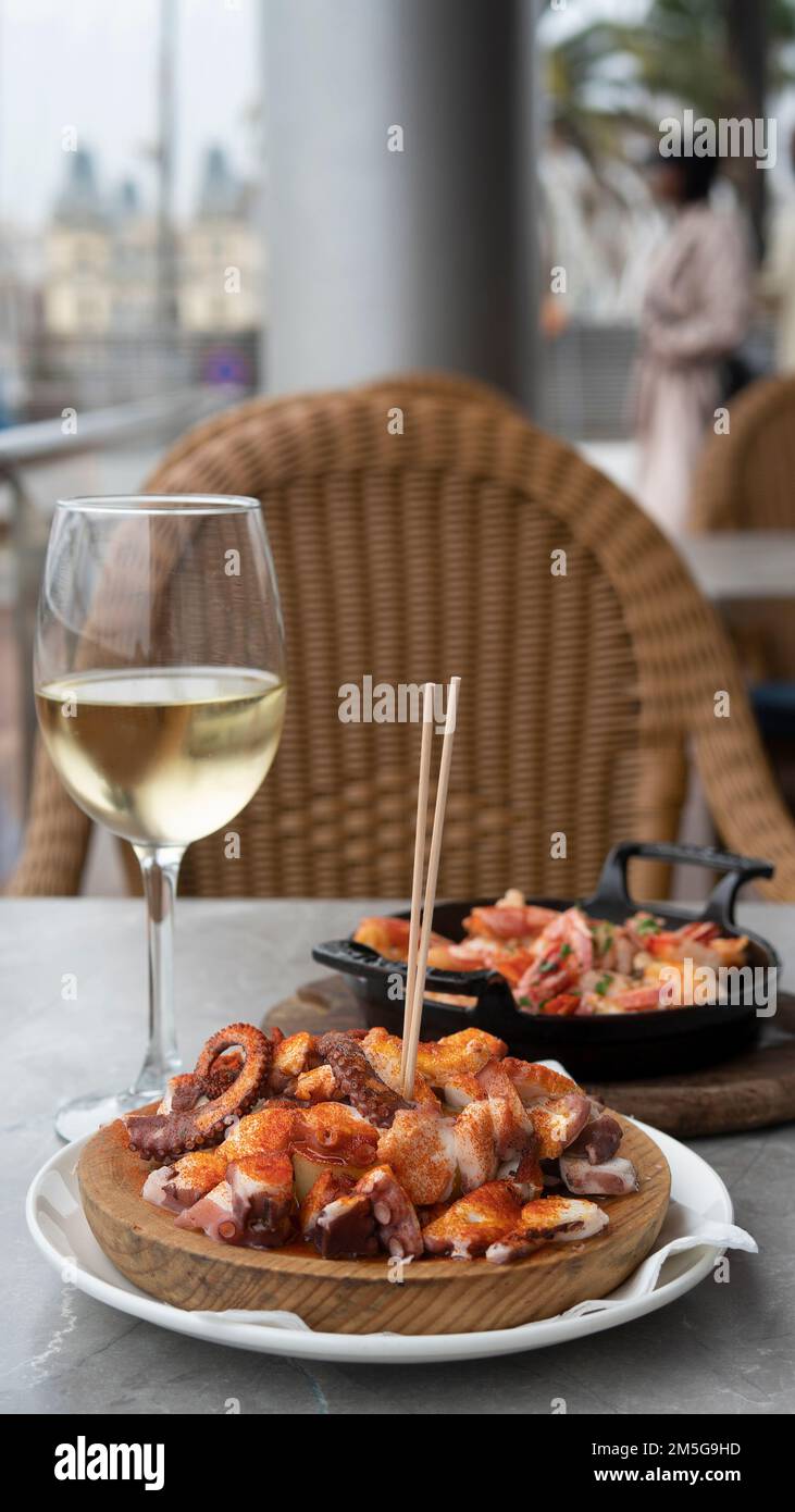 Dish serving hi-res stock photography and images - Alamy