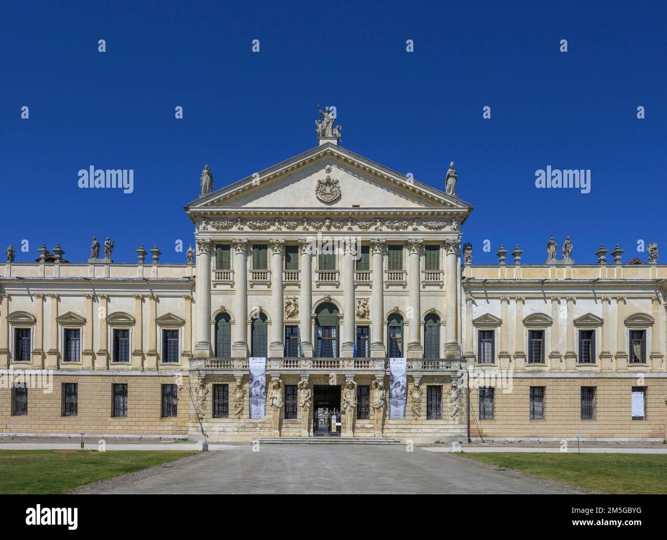 Italian villa exterior hi-res stock photography and images - Alamy