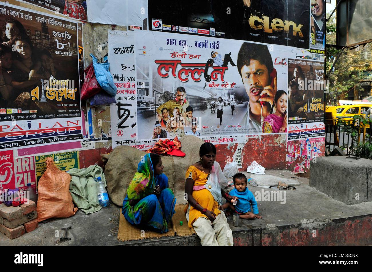 A homeless family living on the street in central Kolkata, India Stock ...